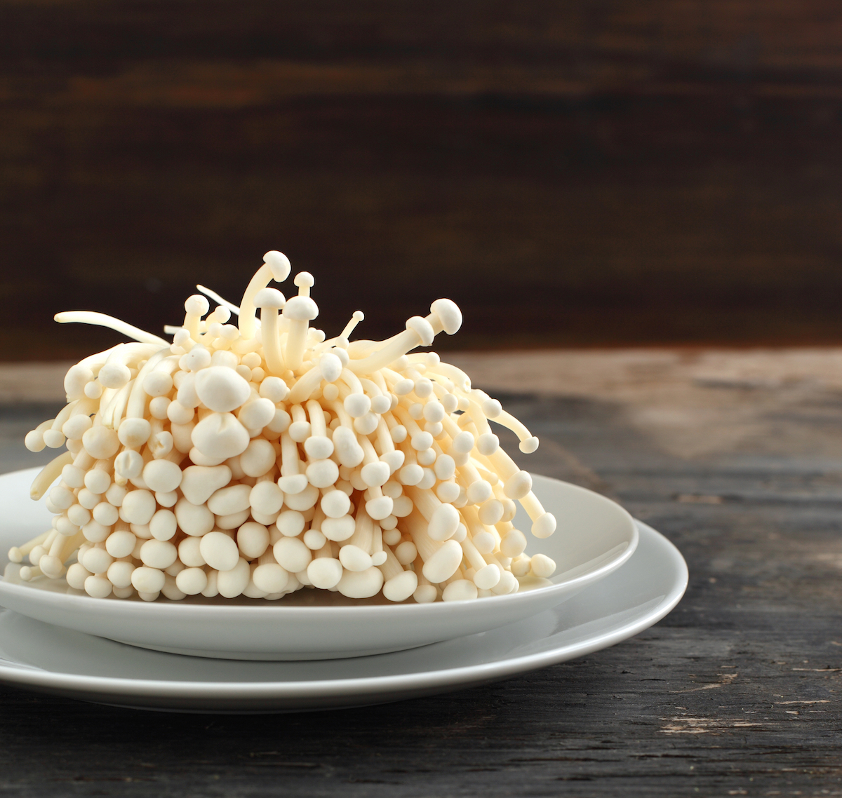 Enoki : un champignon à longues jambes et petite tête