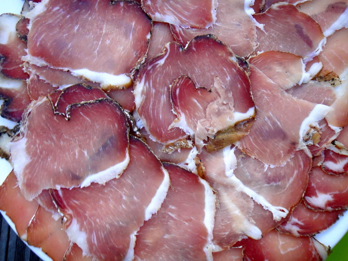 Charcuterie corse : le lonzo aussi appelé lonzu