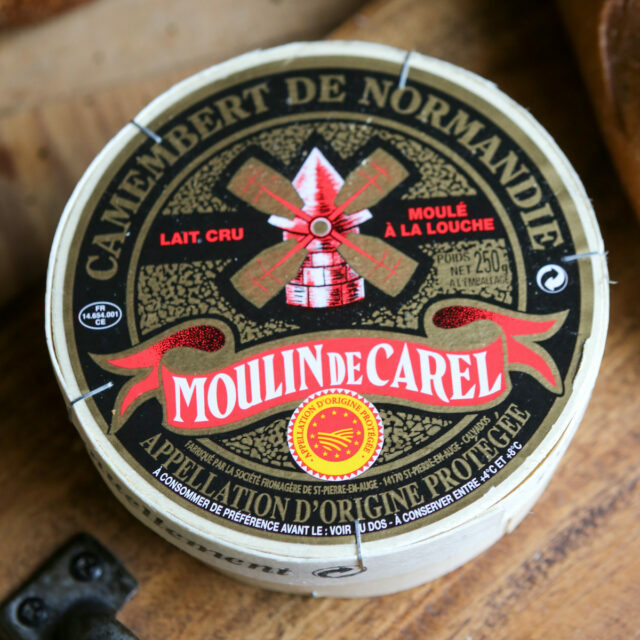 Camembert : un fromage à pâte molle et à la croûte fleurie