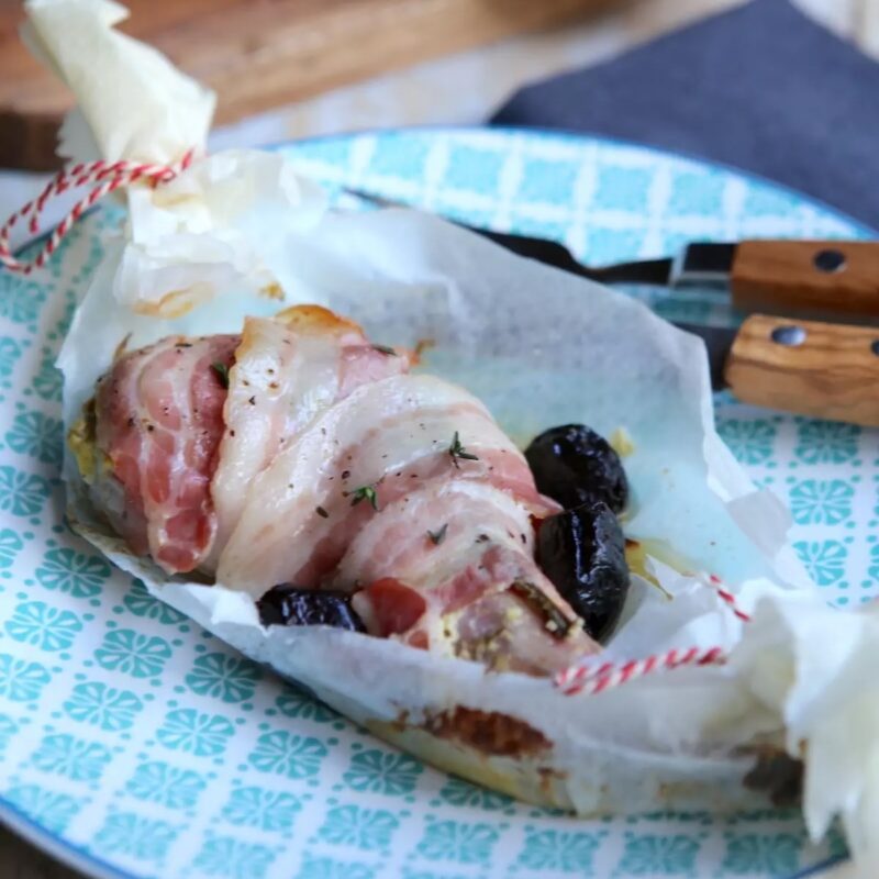 Gigolettes de lapin en papillote, à la moutarde, au lard et au thym