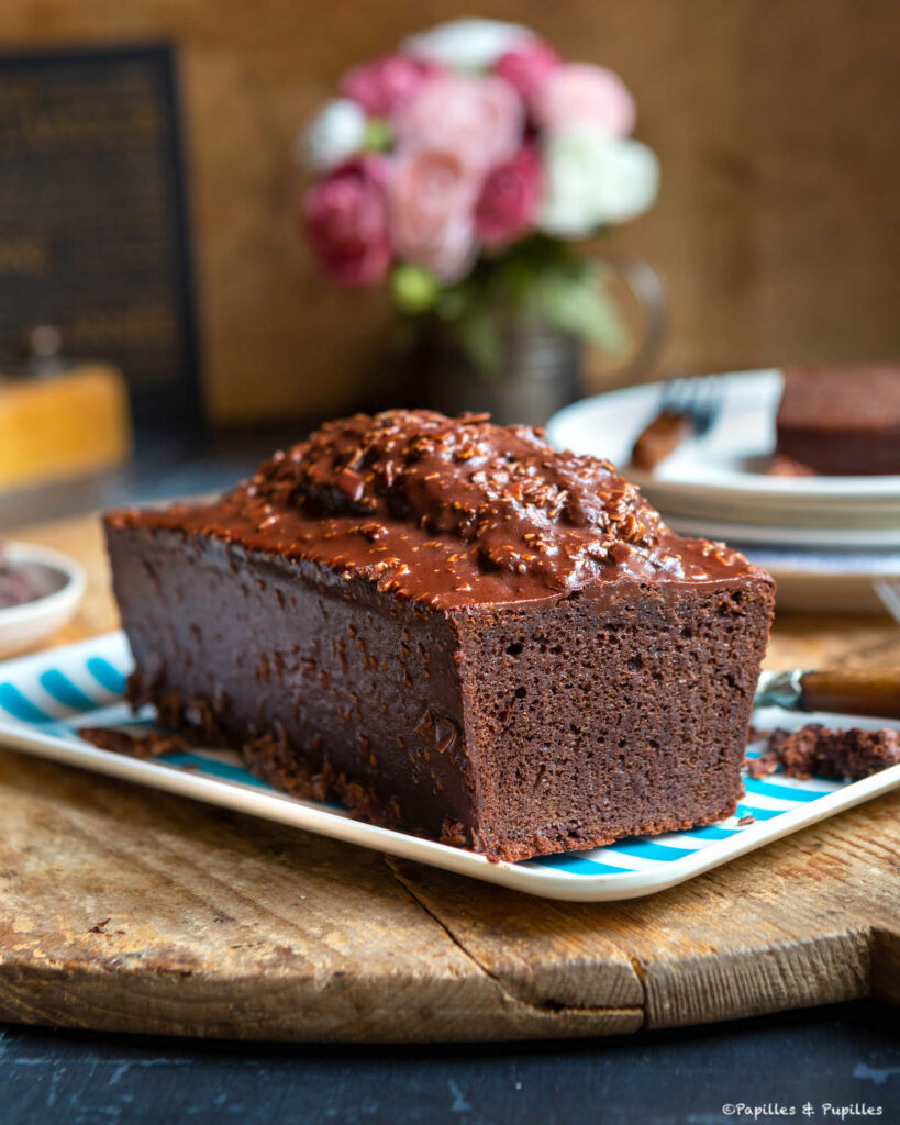 Cake au chocolat noir au glaçage rocher chocolat-amande