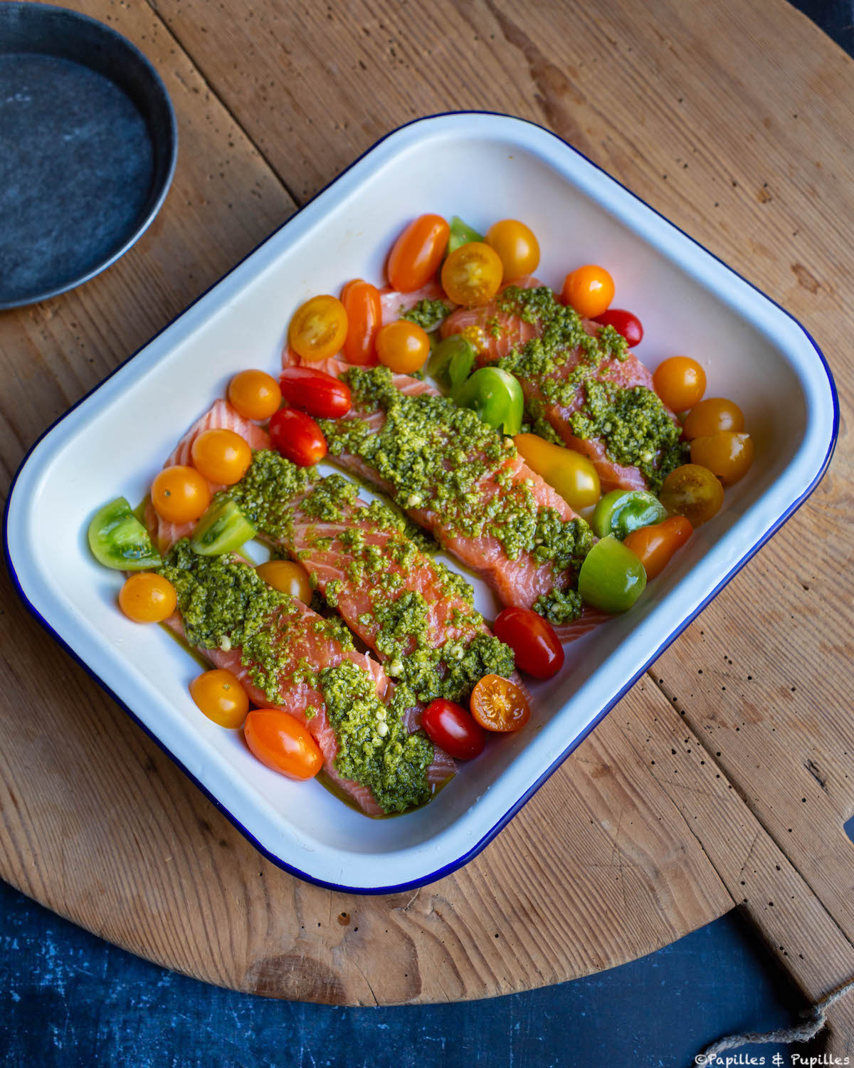 Pavés de saumon au pesto et tomates cerises rôties