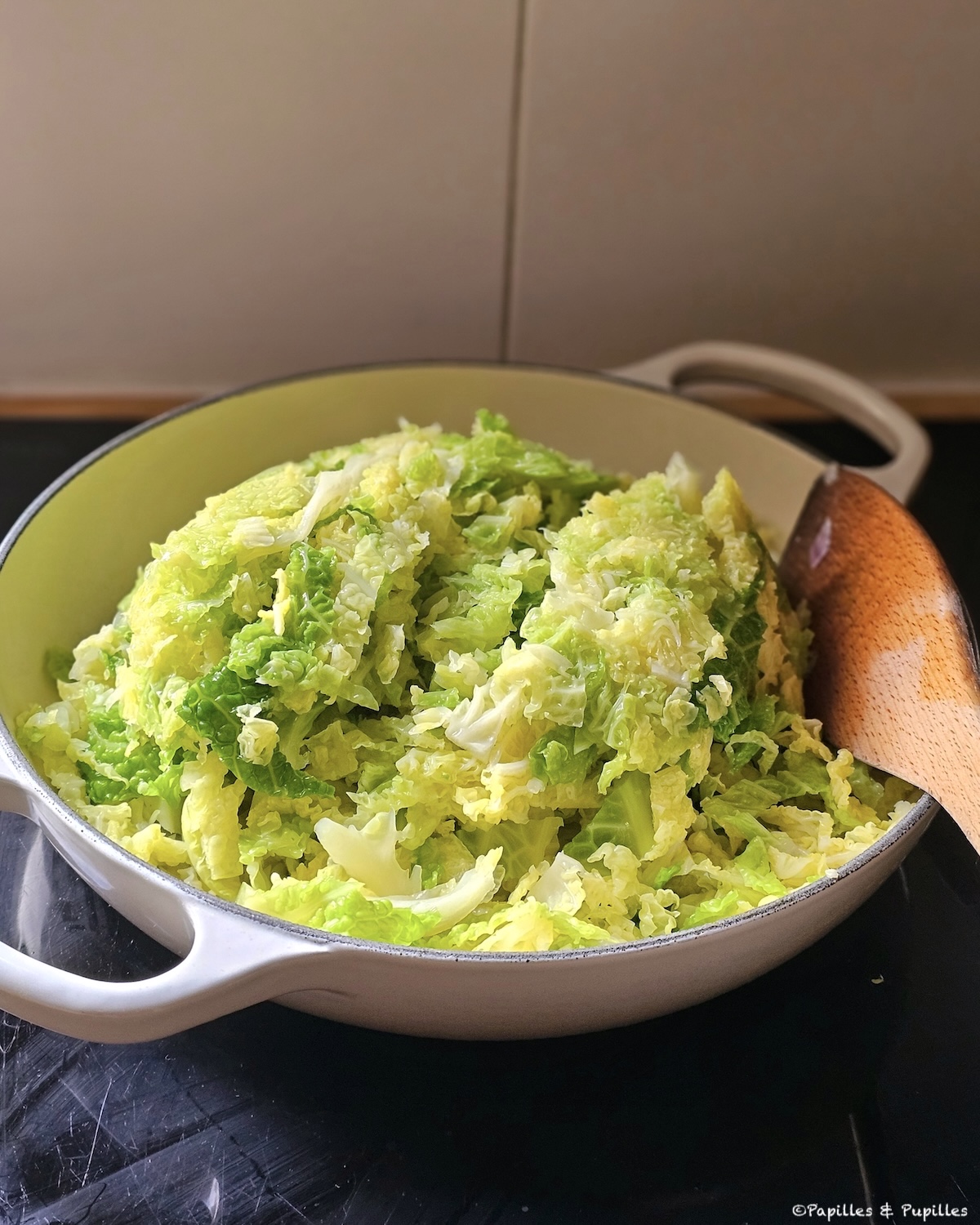 Chou vert et saucisse de Morteau à la moutarde