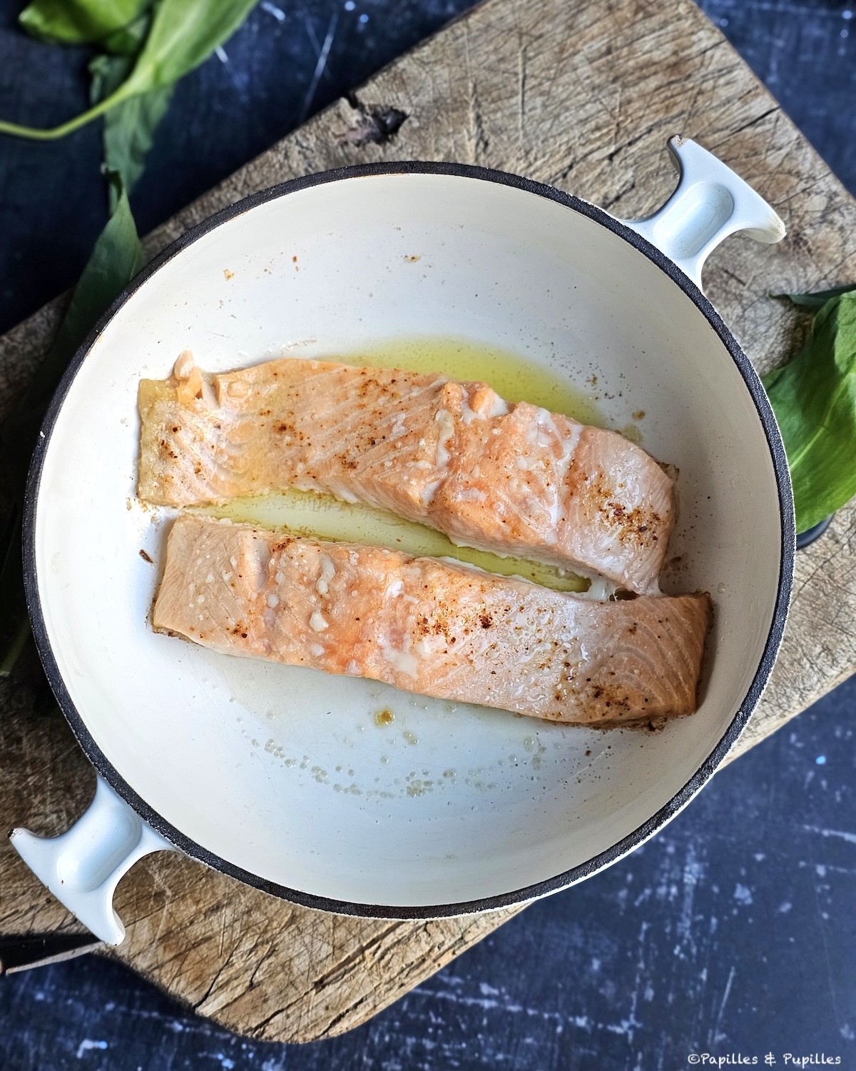 Saumon au four à l’ail des ours, sauce crémeuse