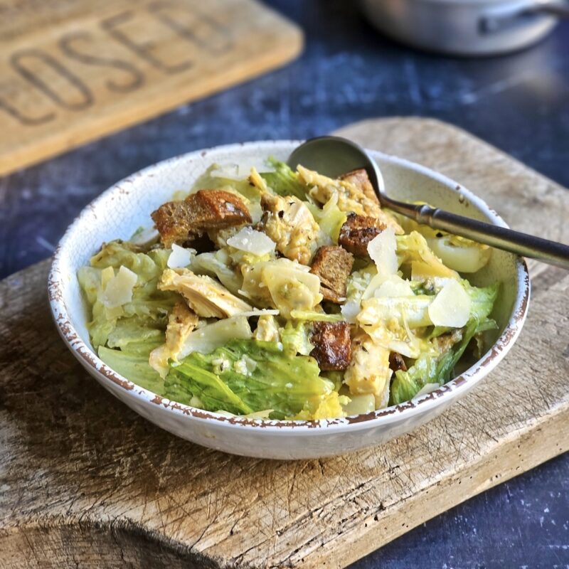 Salade César maison : la vraie recette au poulet